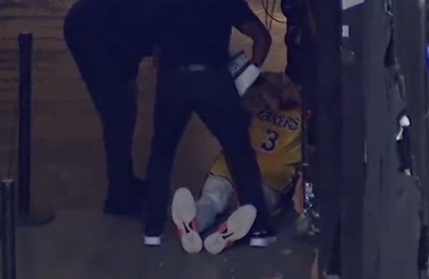 Video: Anthony Davis collapses as he tries to go back to locker room on ...